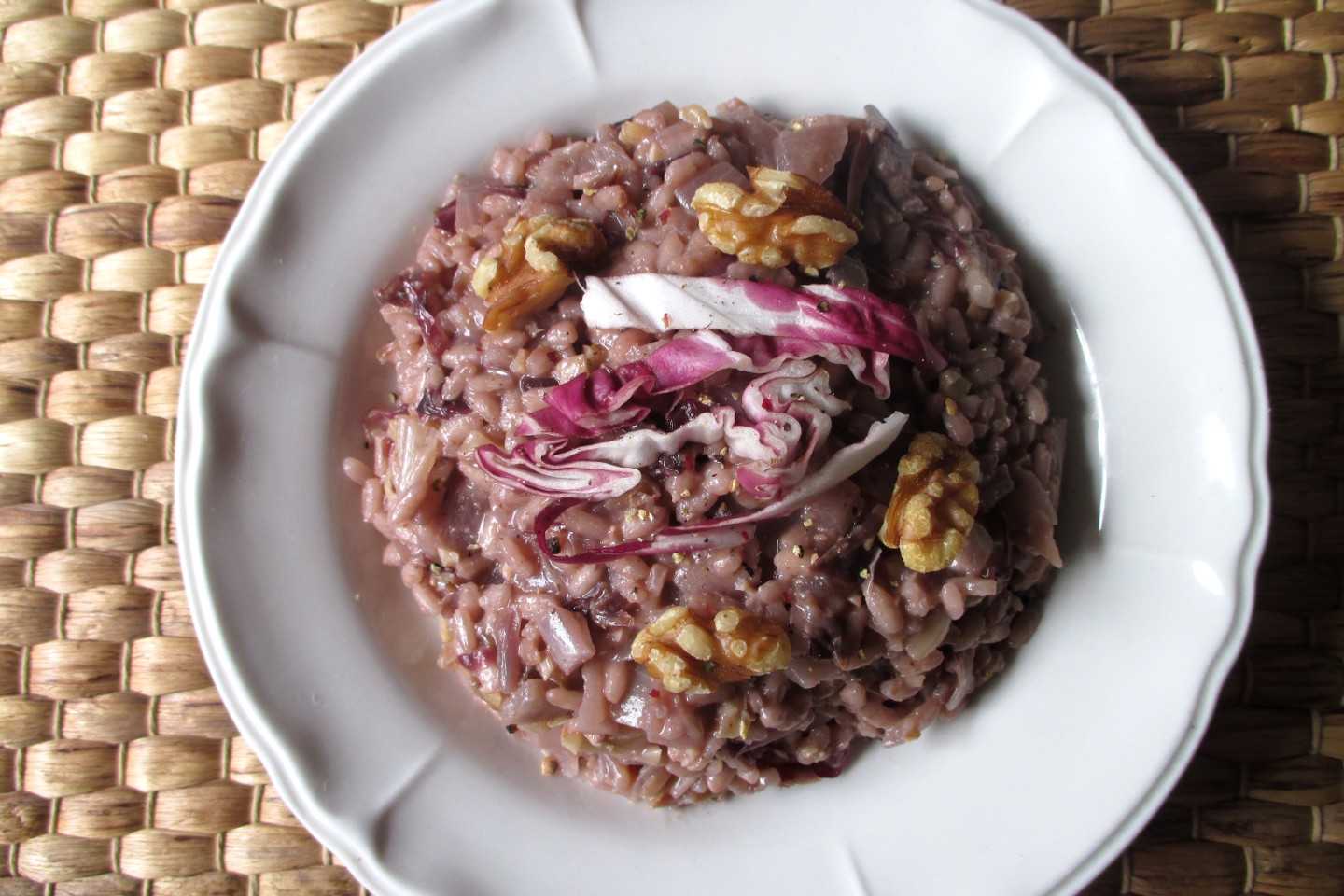 Risotto radicchio e noci: saporito, leggero e vegano