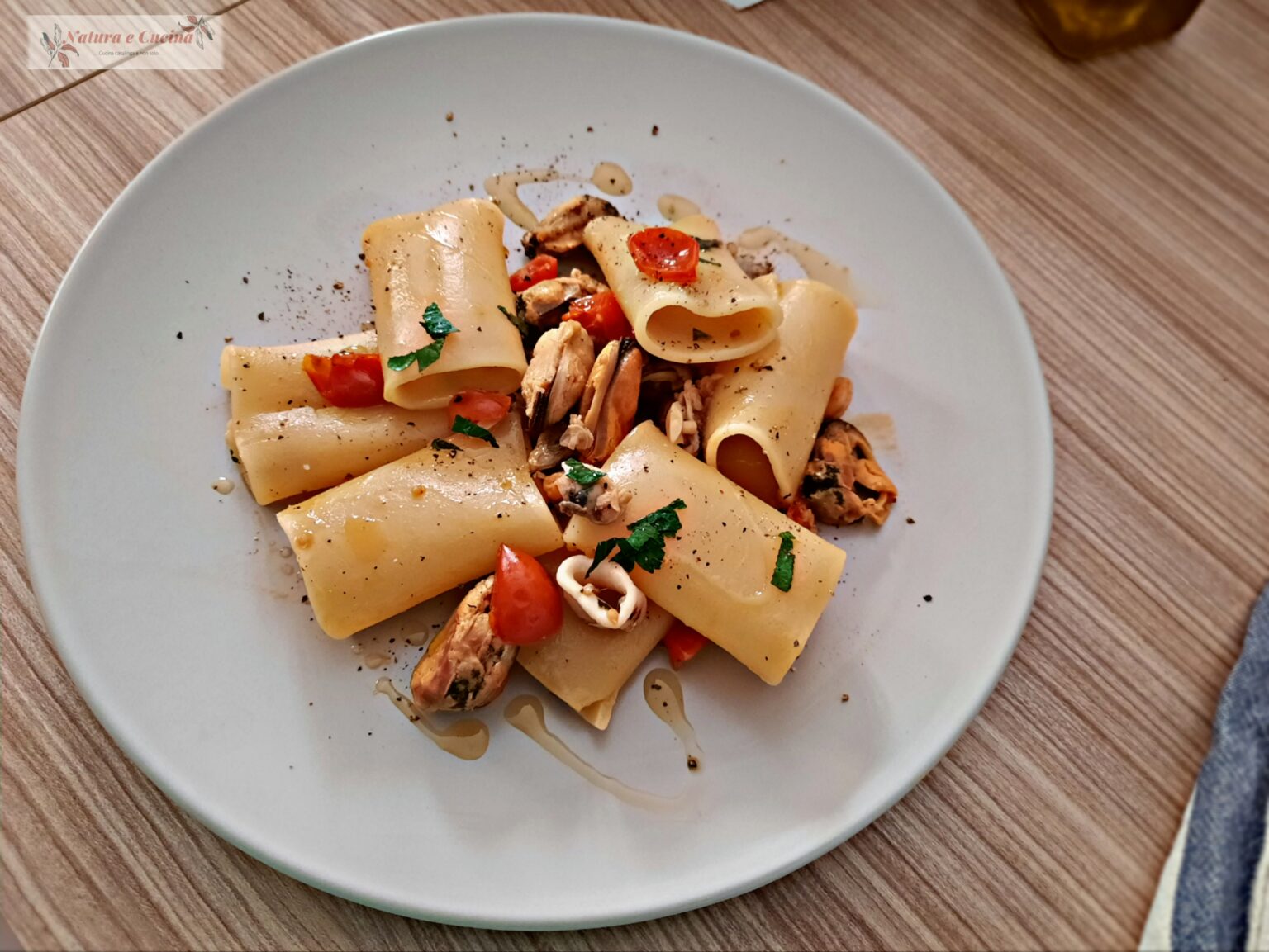 Paccheri con misto mare e ciliegino - Natura e Cucina
