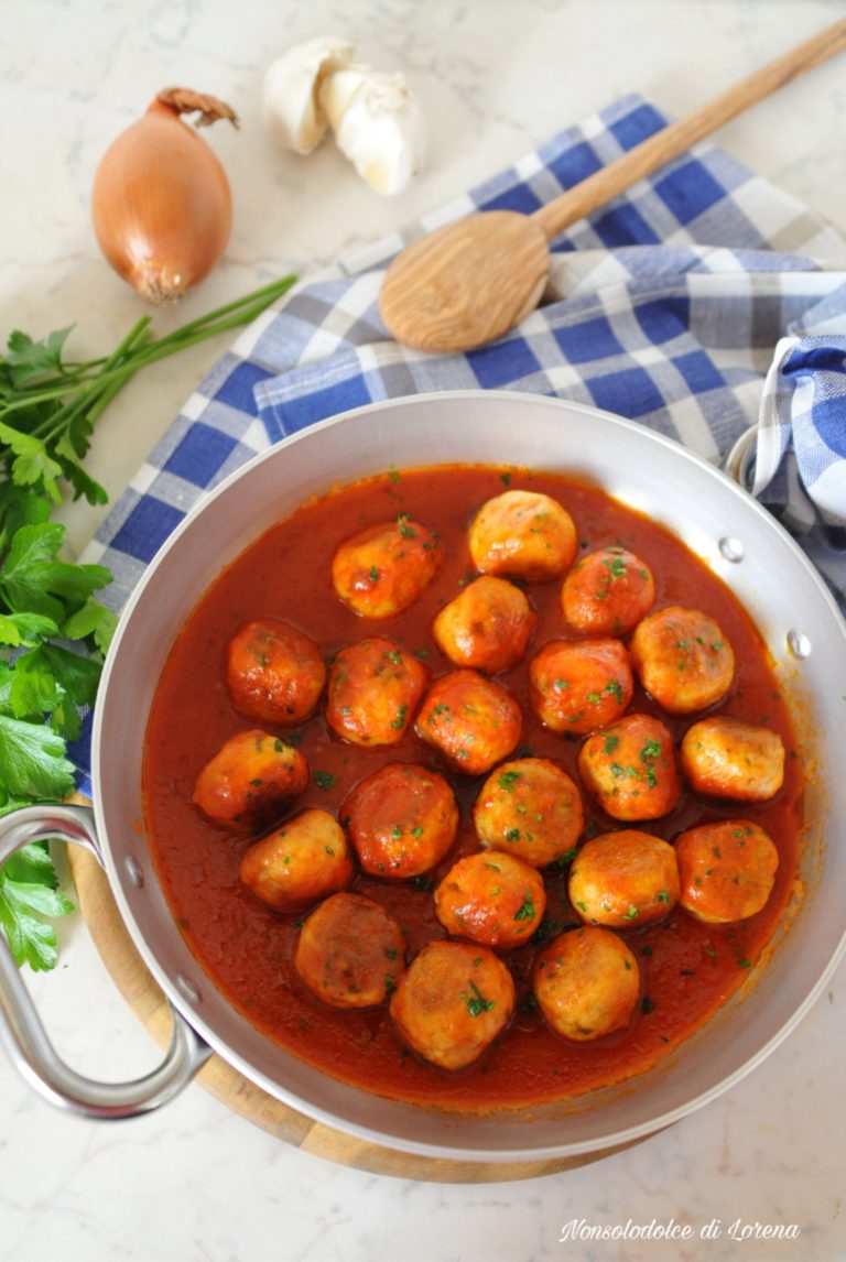 POLPETTE DI PESCE AL SUGO con polenta, secondo piatto di pesce