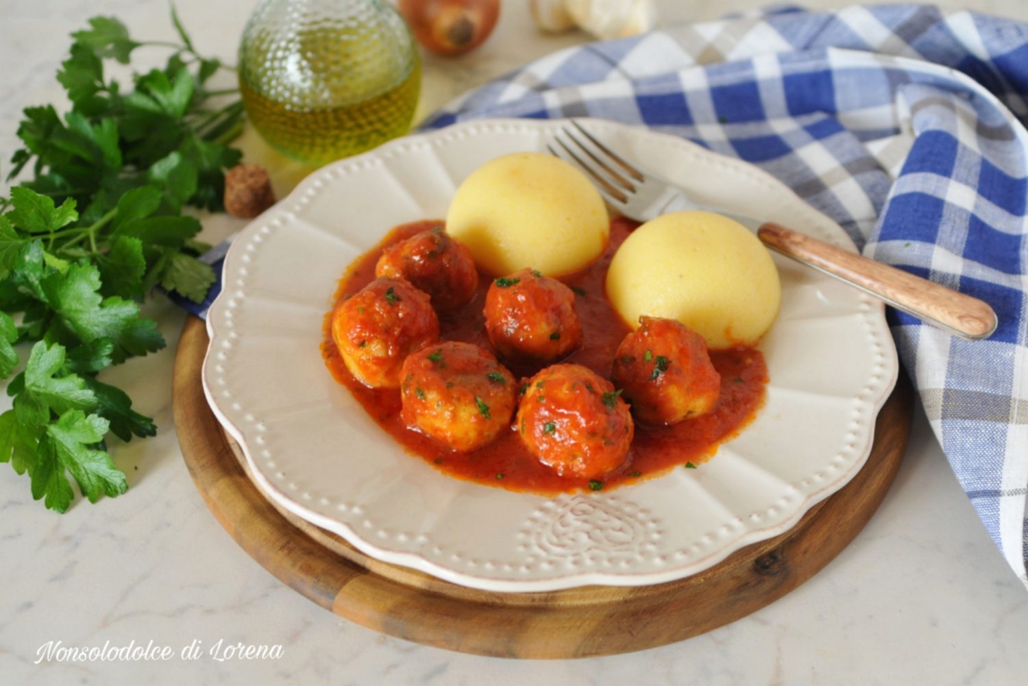 POLPETTE DI PESCE AL SUGO con polenta, secondo piatto di pesce
