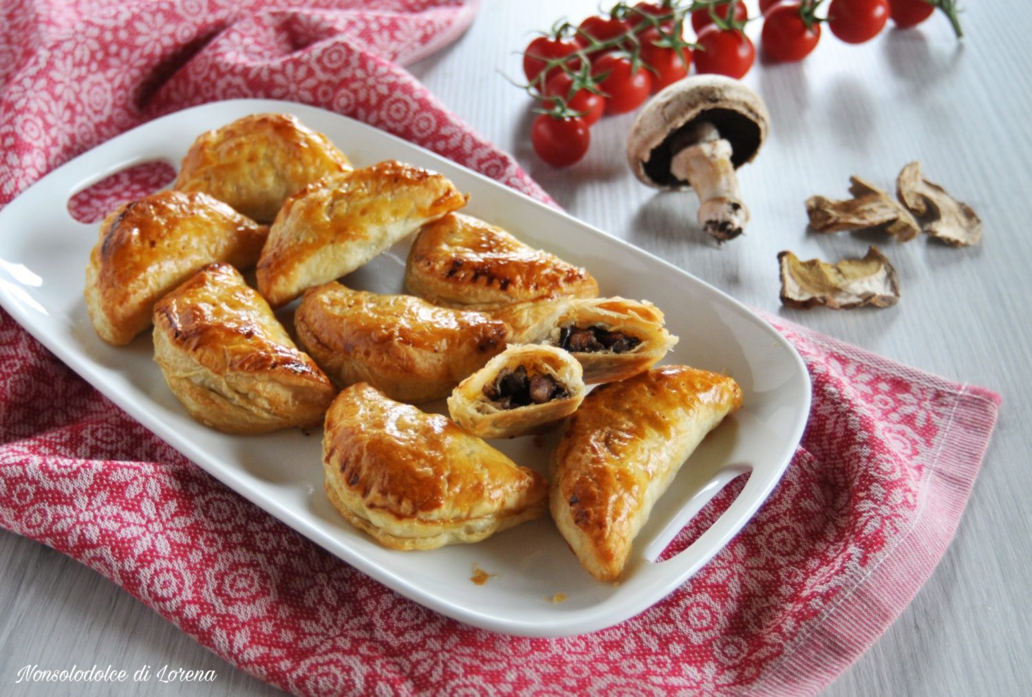 MEZZELUNE DI SFOGLIA AI FUNGHI E PANCETTA, facilissime e sfiziose