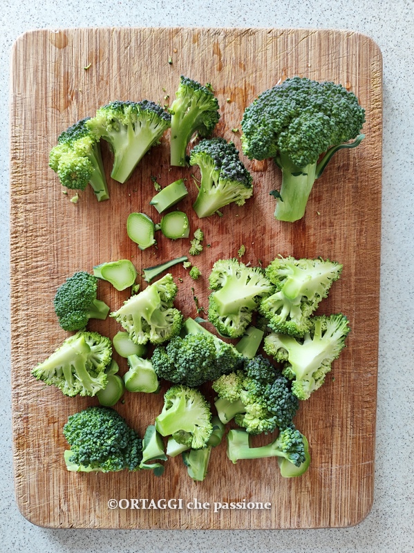 Broccoli con sugo di pomodoro (in umido) | ORTAGGI che passione