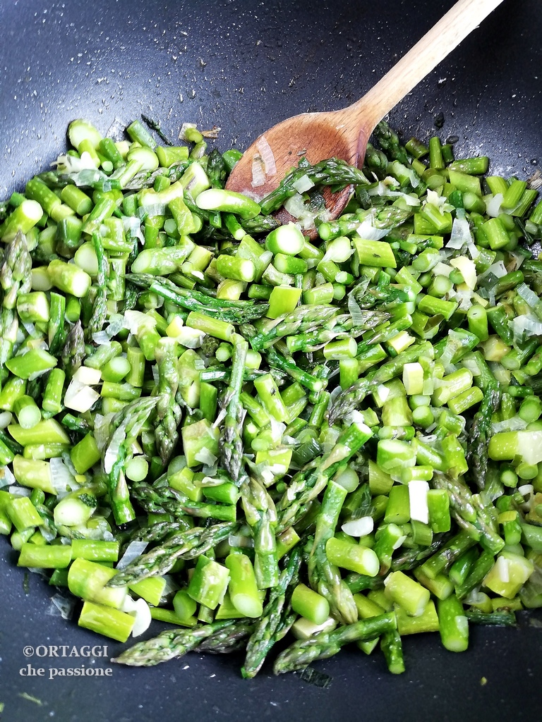 Asparagi verdi in padella con cipolla | ORTAGGI che passione