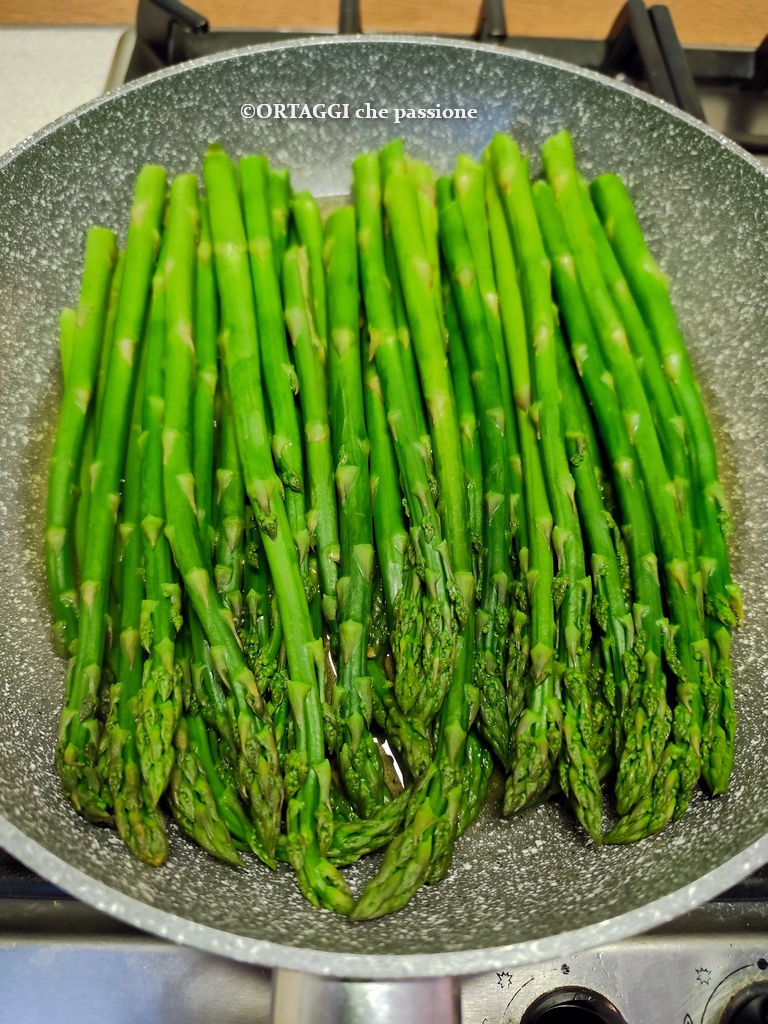 Asparagi in padella interi, light e gustosi | ORTAGGI che passione