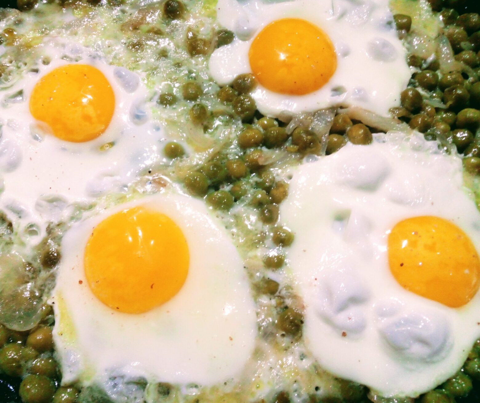 Uova e Piselli in padella – Paletta & Grembiule