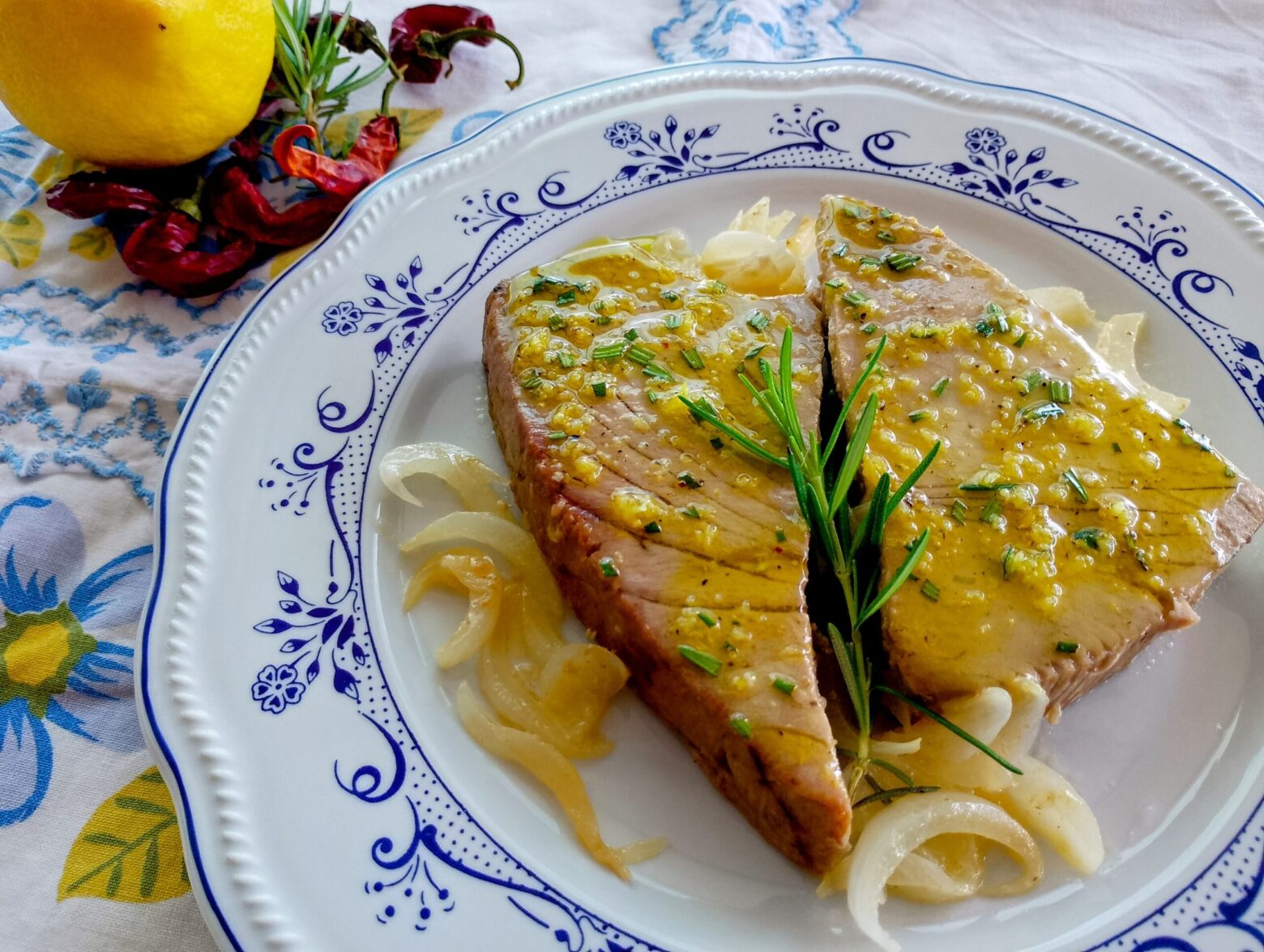 Filetto di Tonno alla Mediterranea – Paletta & Grembiule