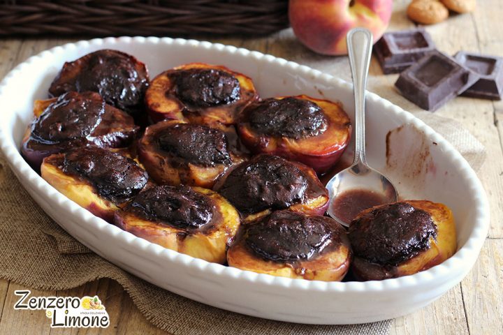 Pesche ripiene con cioccolato e amaretti | Zenzero e Limone