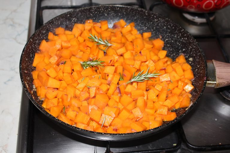 Scarola ripassata in padella su crostini di pane dorati e croccanti ...
