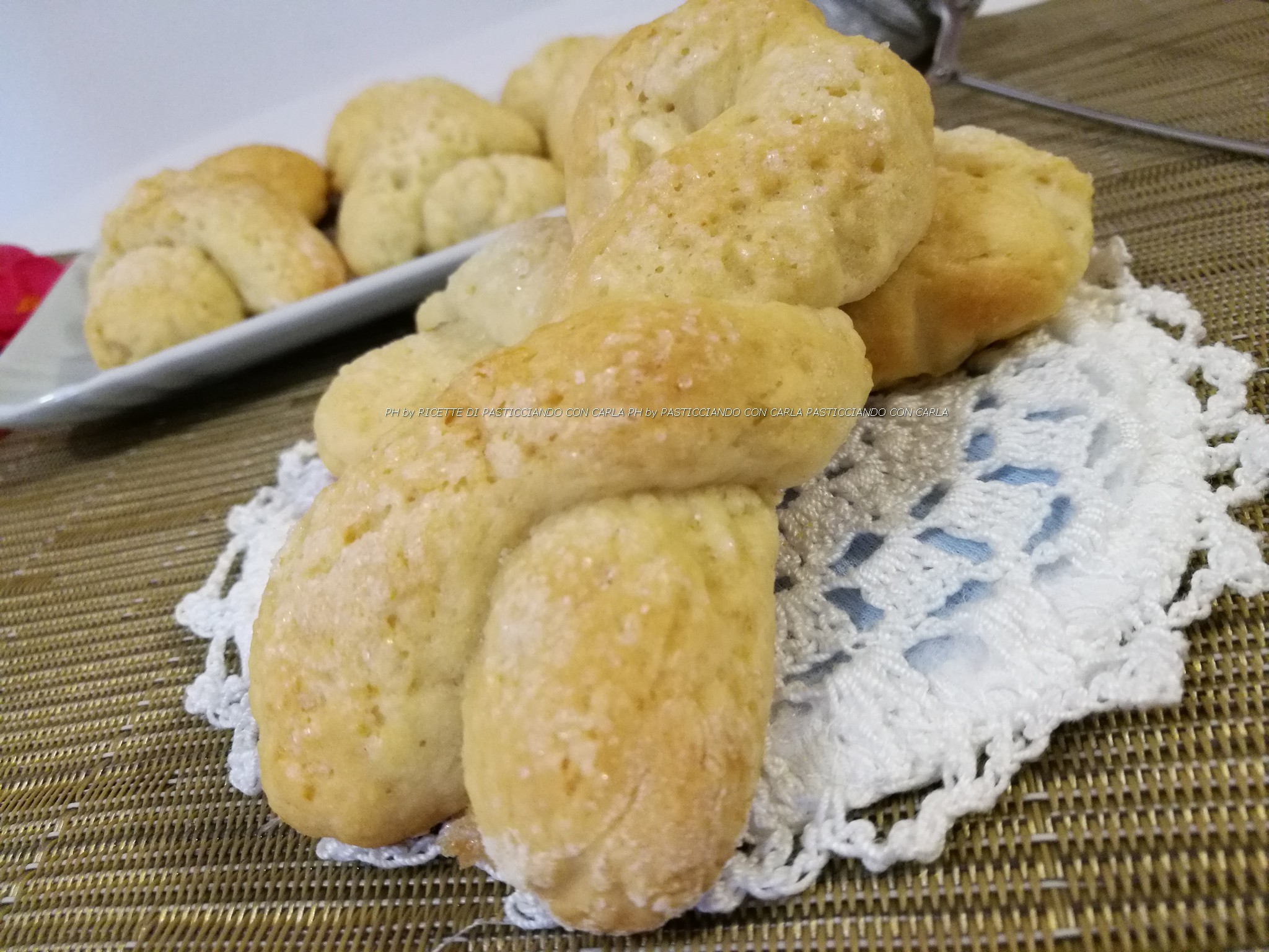 Treccine di ricotta profumate al limone | PASTICCIANDO CON CARLA