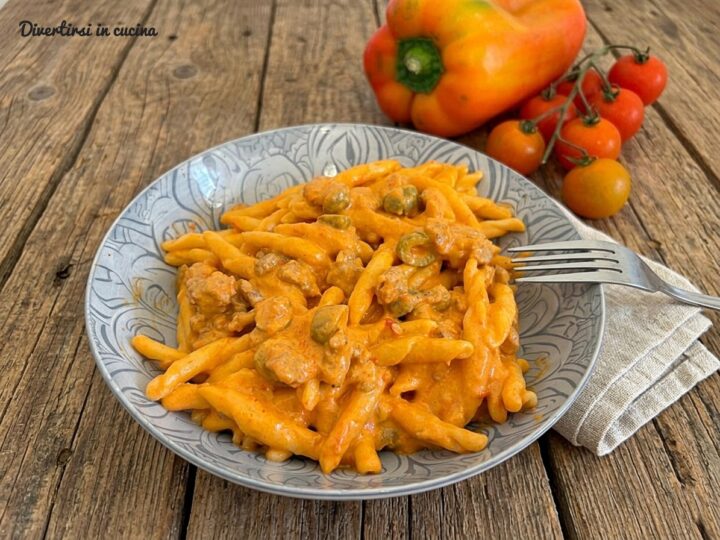 Pasta con crema di peperoni salsiccia e olive - Divertirsi in cucina