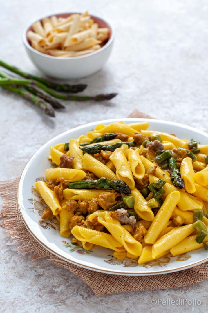 Garganelli con asparagi, salsiccia e zafferano - Pelle di Pollo