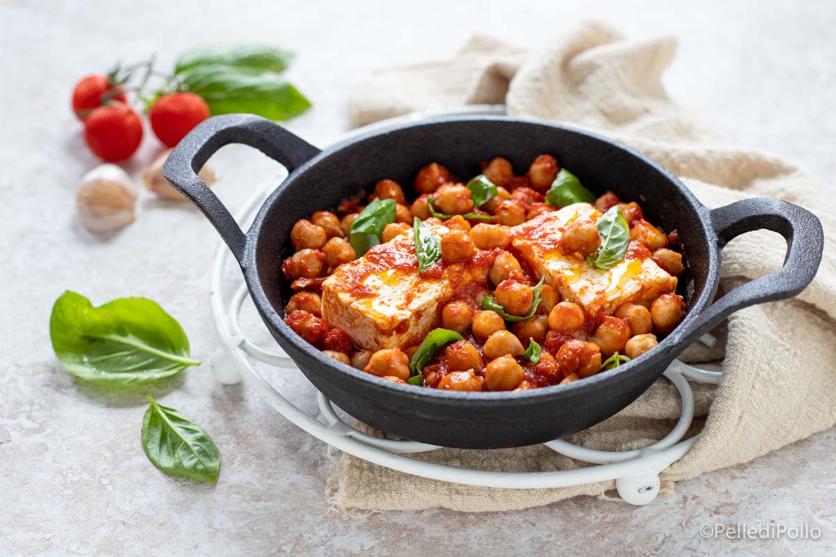 Feta con ceci al sugo di pomodoro - Ricetta facile e gustosa