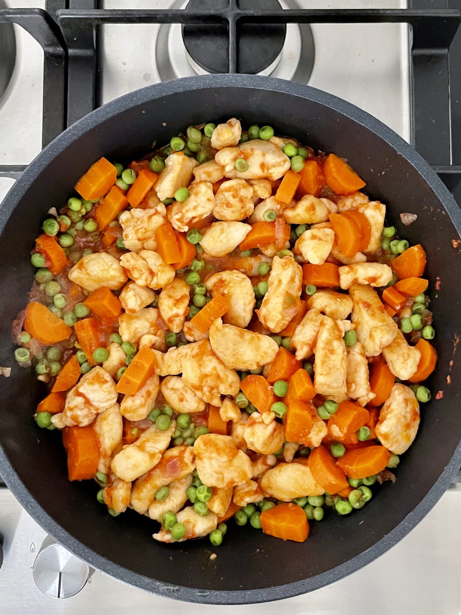 Spezzatino di pollo con piselli e carote - Gustoso e semplicissimo