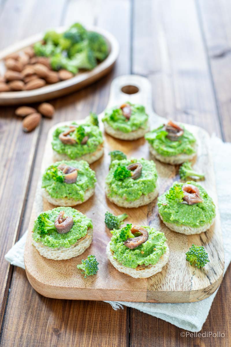 Crostini con crema di broccoli e alici - Antipasto gustoso e veloce