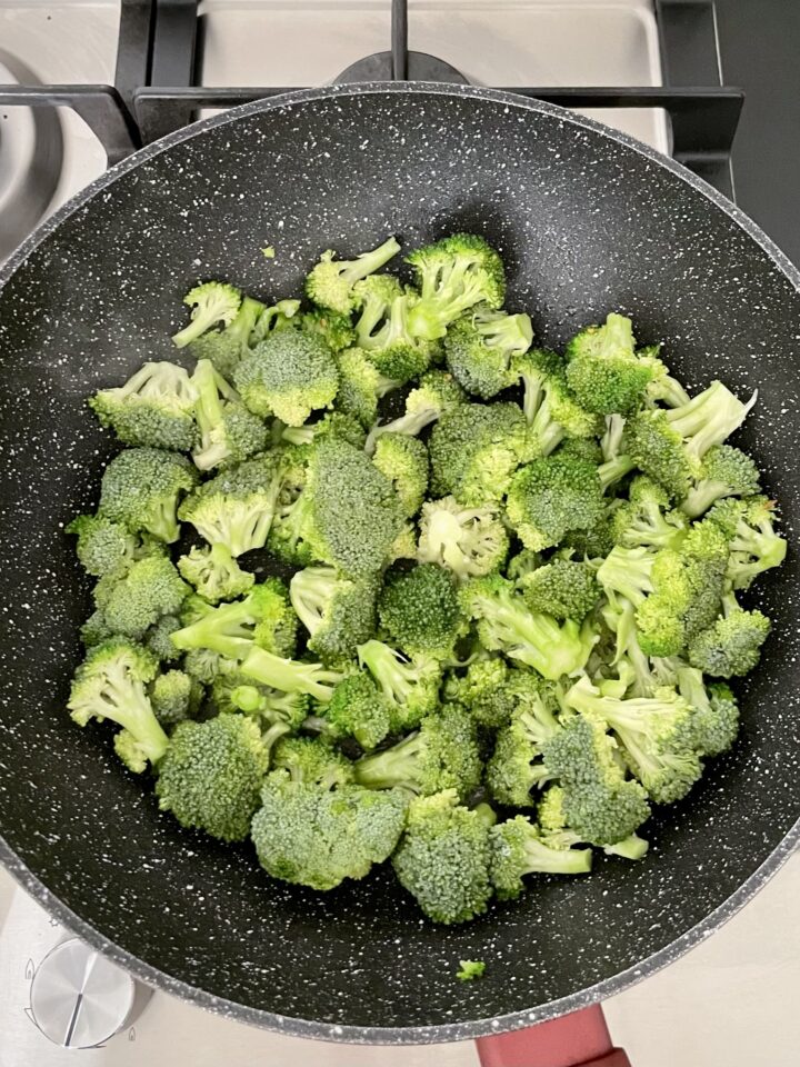 Petto di pollo con broccoli in padella - Ricetta facile e veloce