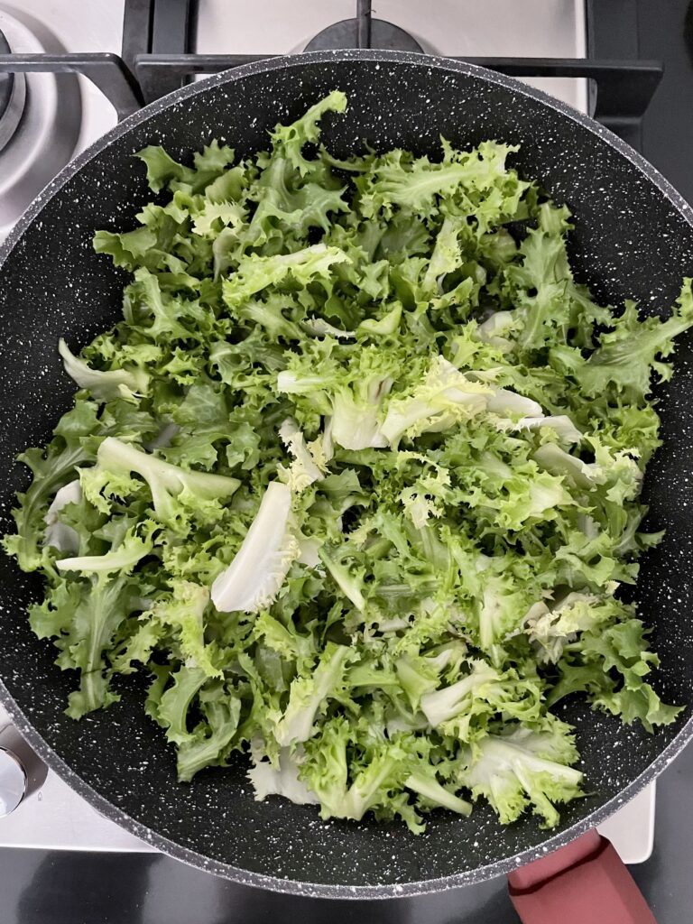 Scarola riccia in padella con olive e alici - Contorno veloce e gustoso