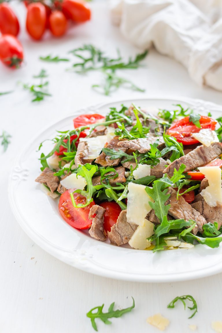 Straccetti di manzo con rucola grana e pomodorini, buonissimi e light