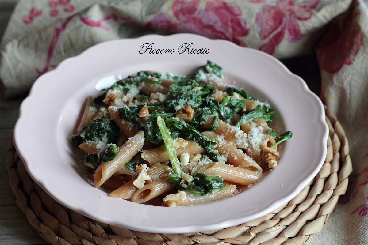 Pasta con bietole, stracchino e noci - perfetta per mangiare sano con gusto