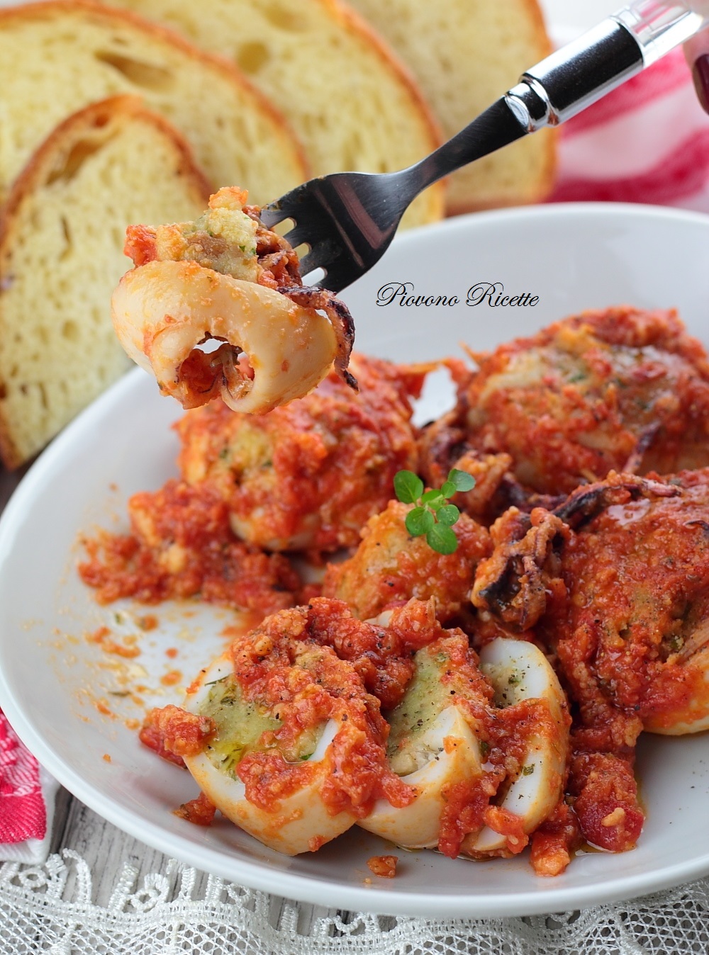 Seppie ripiene al sugo - La ricetta pugliese - Piovono Ricette