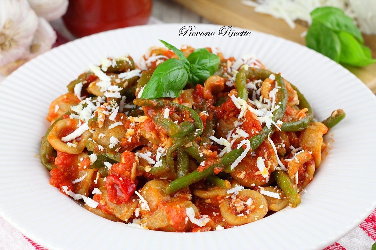 Pasta con fagiolini al pomodoro e cacioricotta - Piovono Ricette