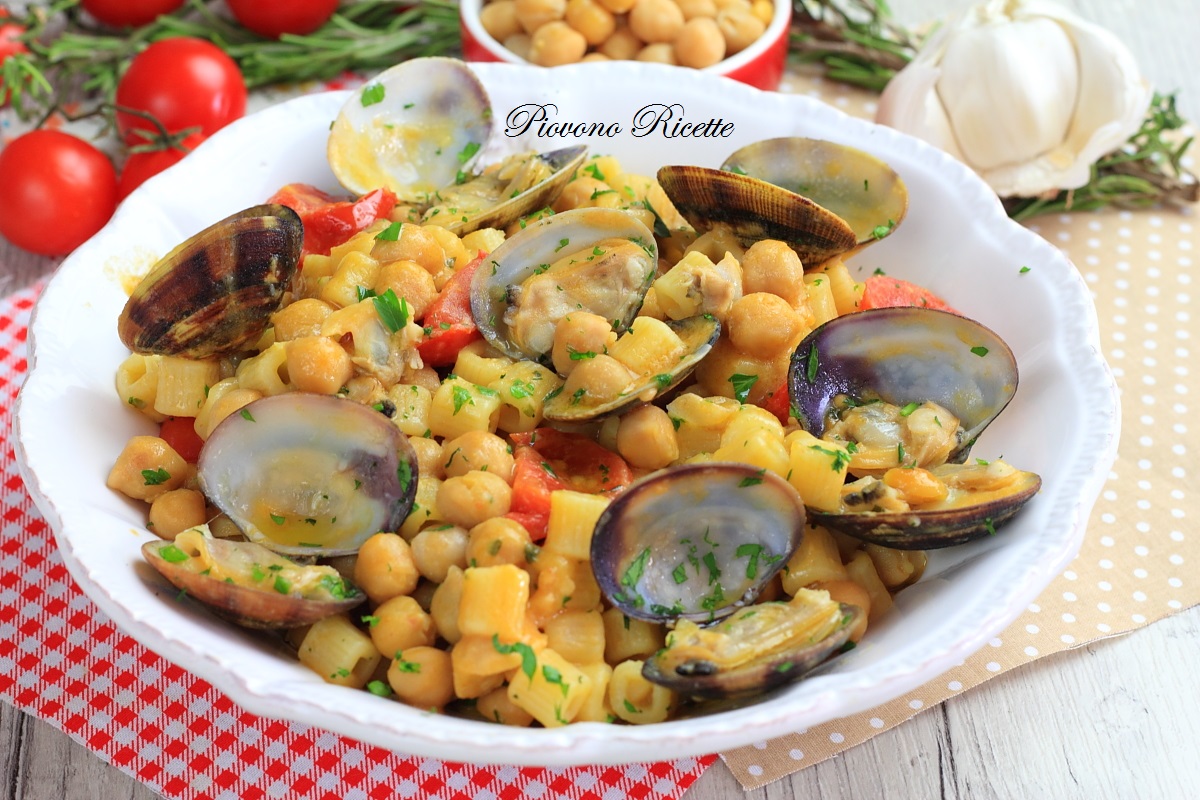 Pasta con ceci e vongole - cremosa, profumata ed irresistibile!