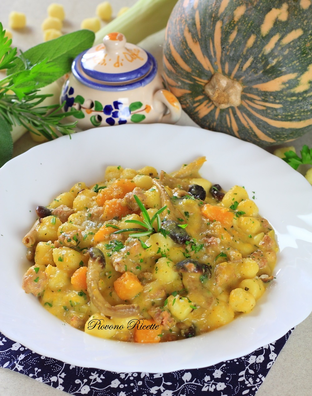 Gnocchetti con zucca, funghi e salsiccia - Piovono Ricette