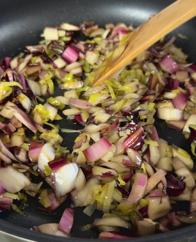 Gnocchi radicchio, porro e gorgonzola - Piovono Ricette