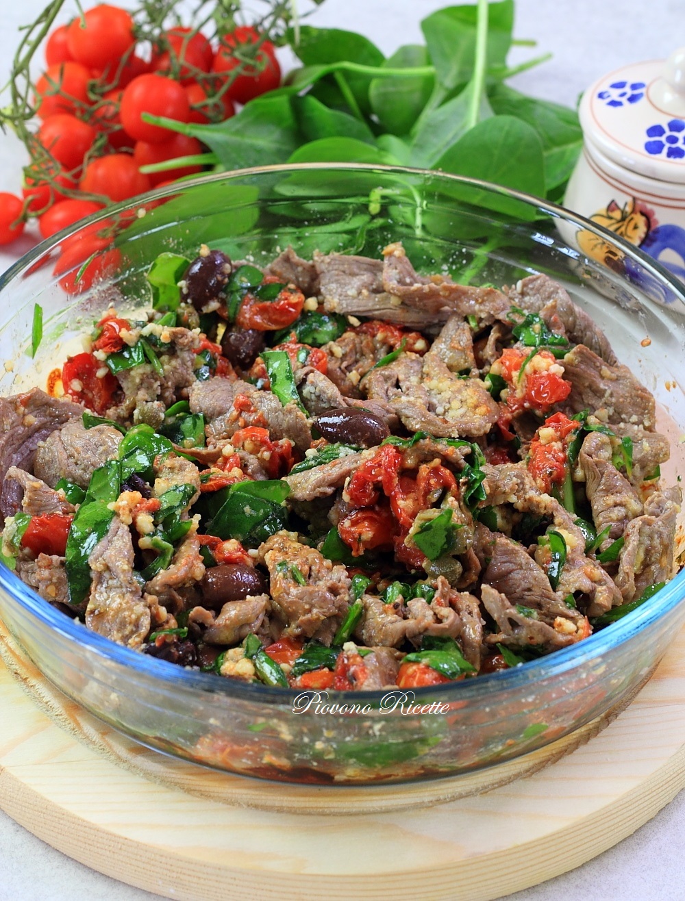 Straccetti di manzo alla mediterranea - Piovono Ricette