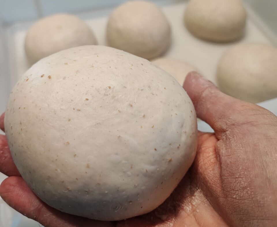 Come fare lo staglio dell’impasto per pizza fatta in casa: guida ...