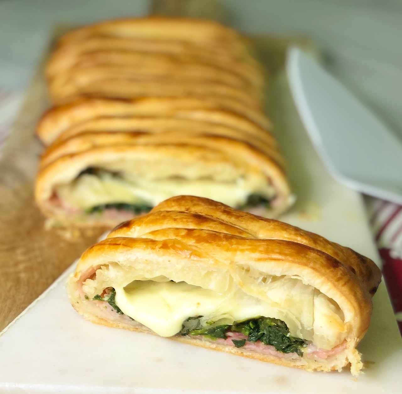Lo strudel salato ripieno di spinaci, prosciutto e formaggio è facile