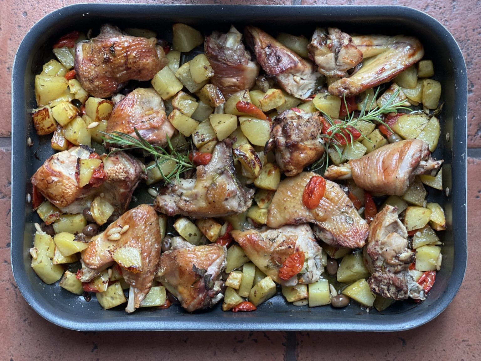 Il pollo al forno con patate e pomodorini è una ricetta mediterranea
