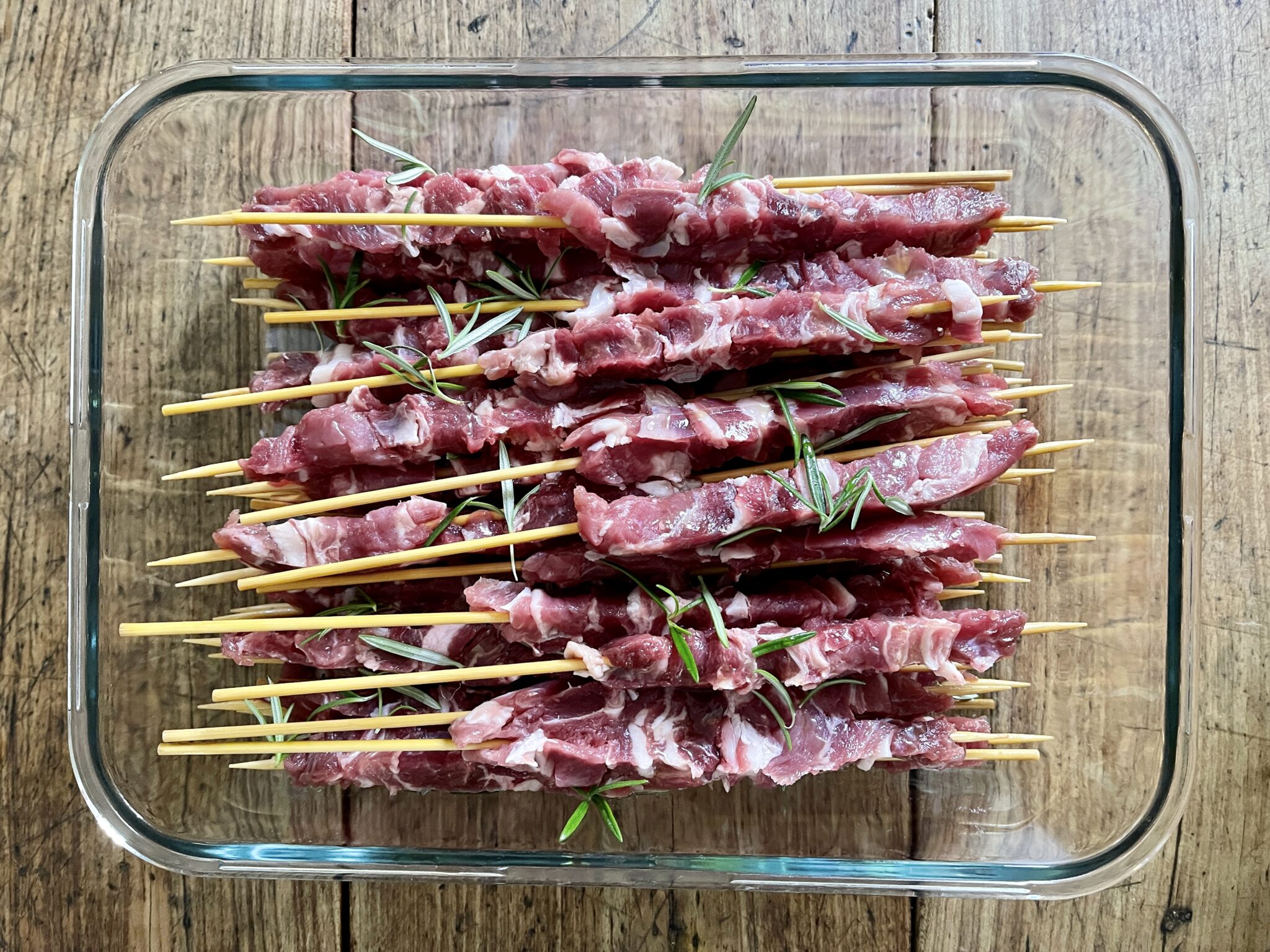 Gli arrosticini abruzzesi sono un piatto tipico a base di carne di pecora