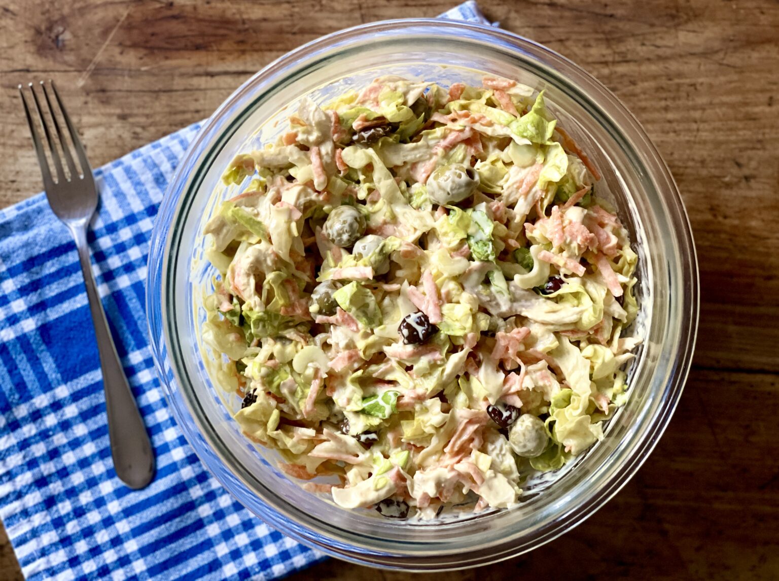 L'insalata di pollo con salsa allo yogurt è fresca e leggera