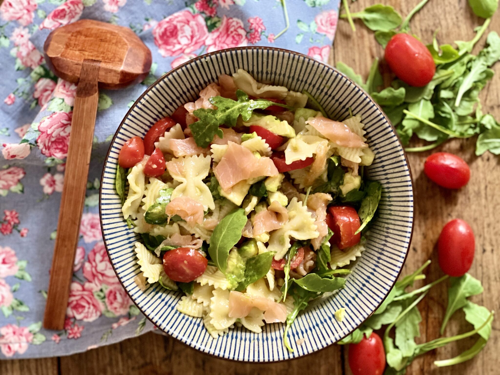 La pasta fredda con salmone, avocado e pomodorini è molto appettitosa