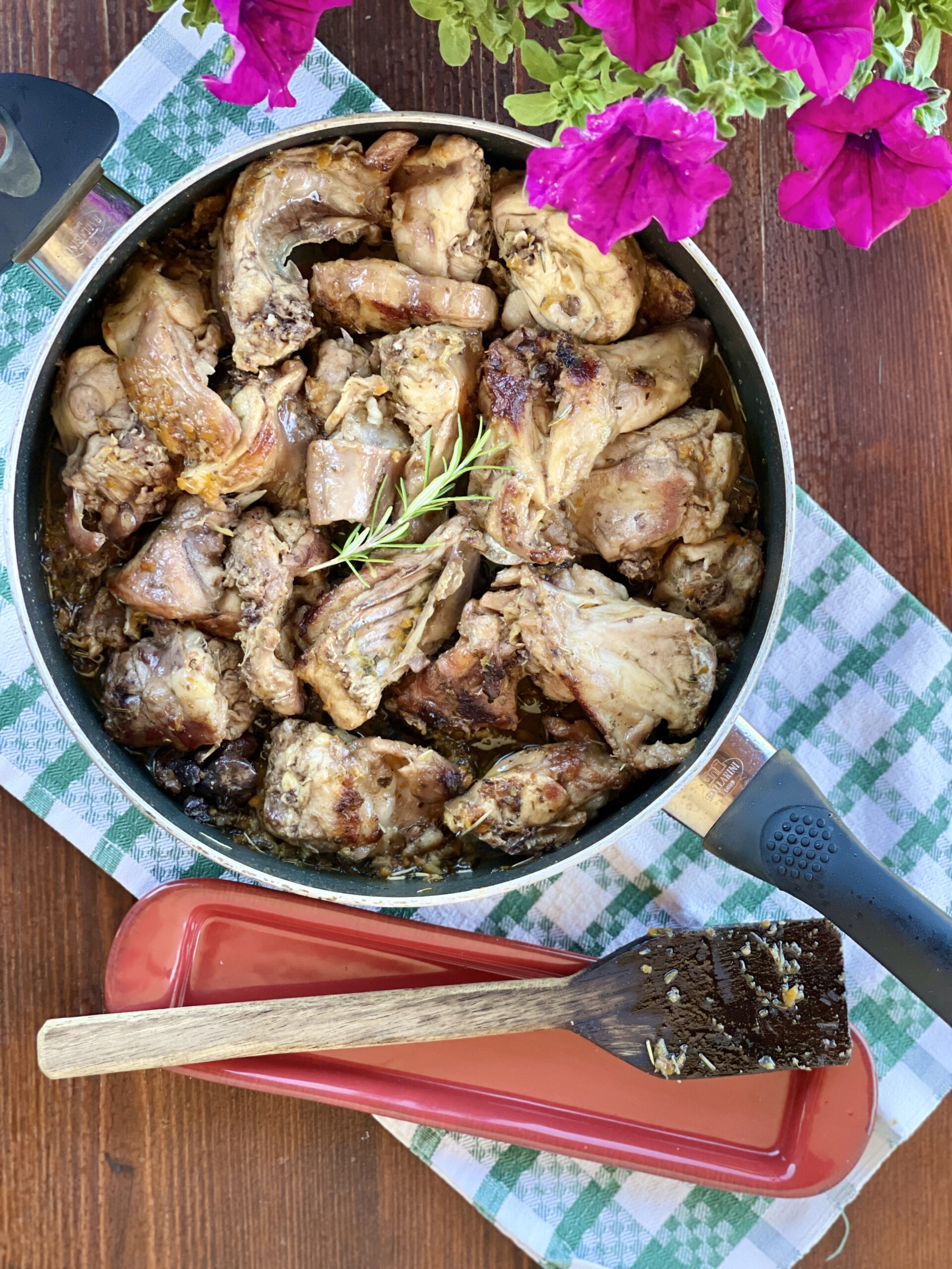 Il coniglio stufato in padella o in casseruola è un secondo delizioso