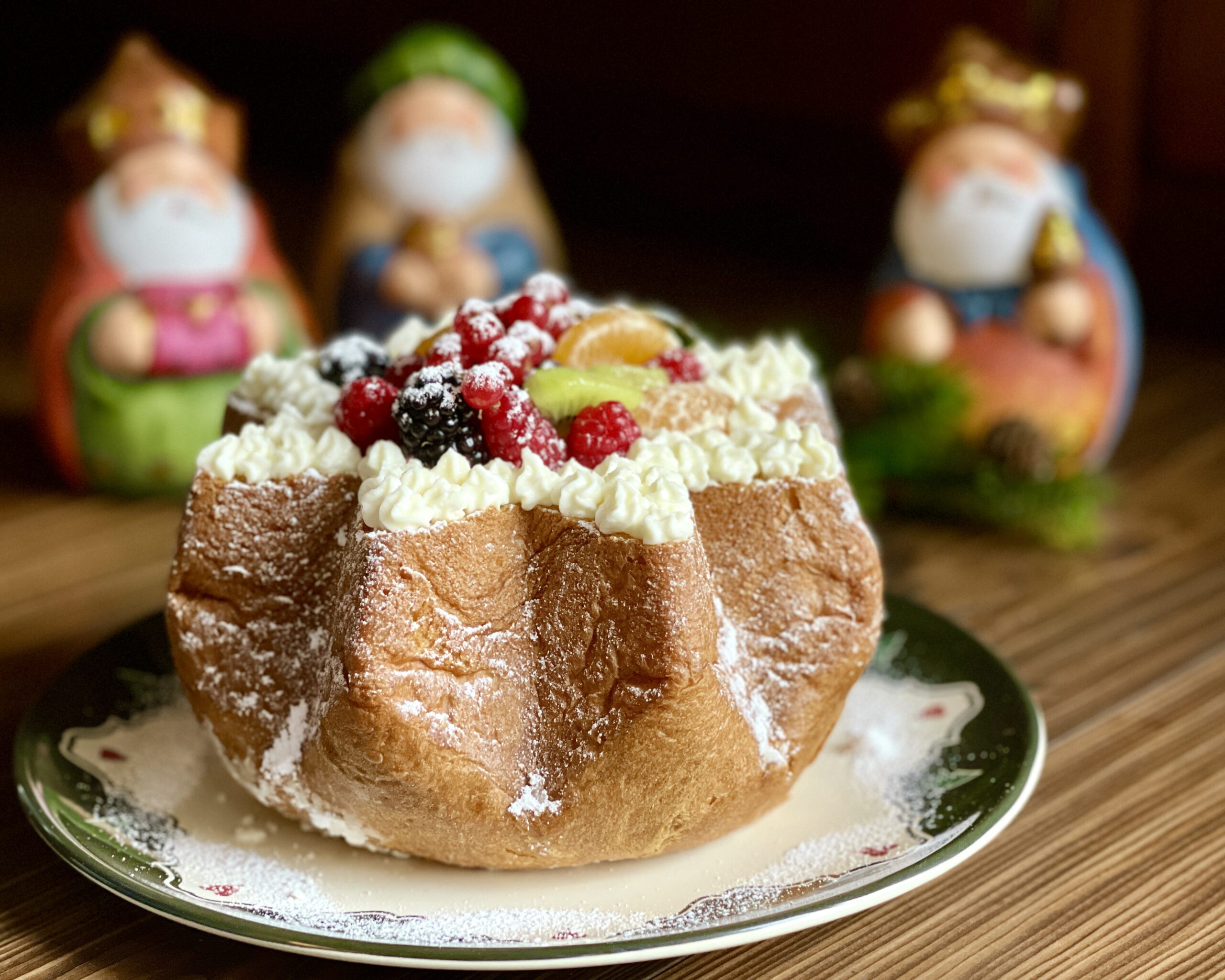 La stella di pandoro farcita con crema al mascarpone è squisito