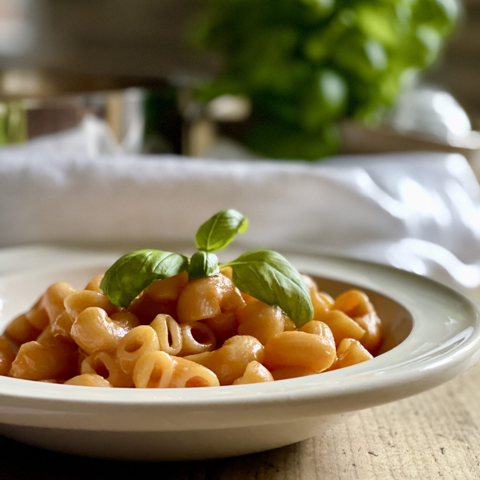 La pasta risottata al pomodoro è deliziosa, cremosa e saporita.