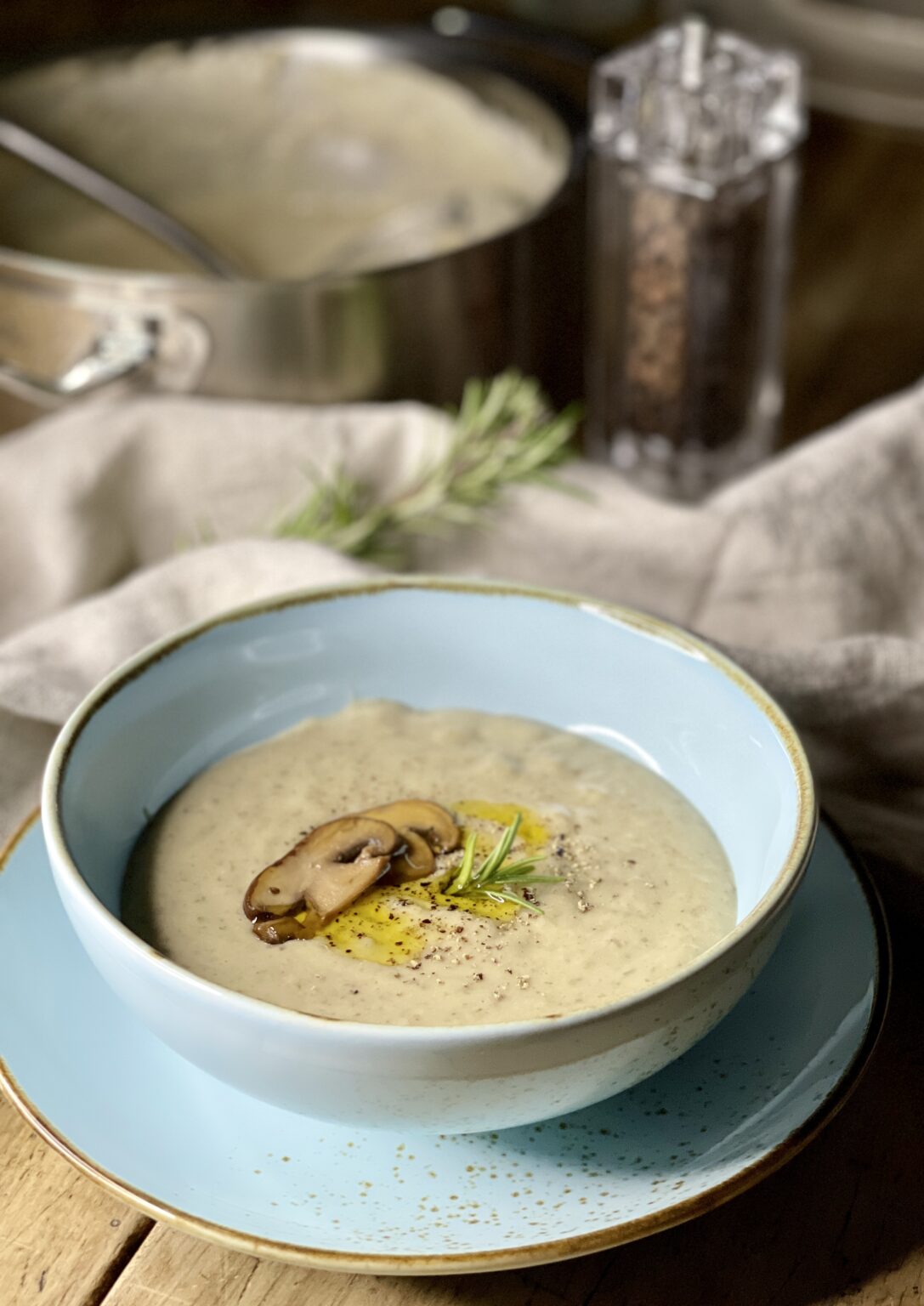 La vellutata di funghi e patate è una minestra avvolgente e gustosa