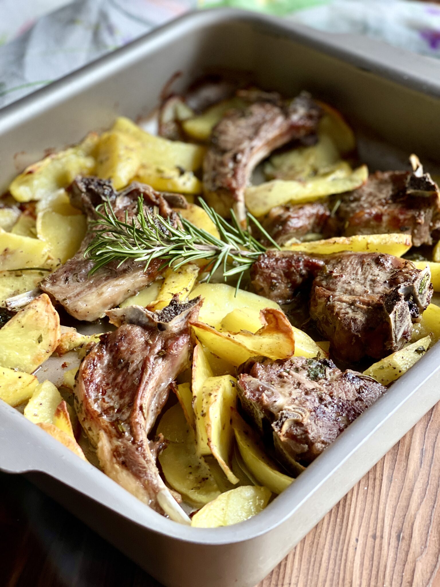 Le costine di agnello al forno con patate sono un secondo piatto
