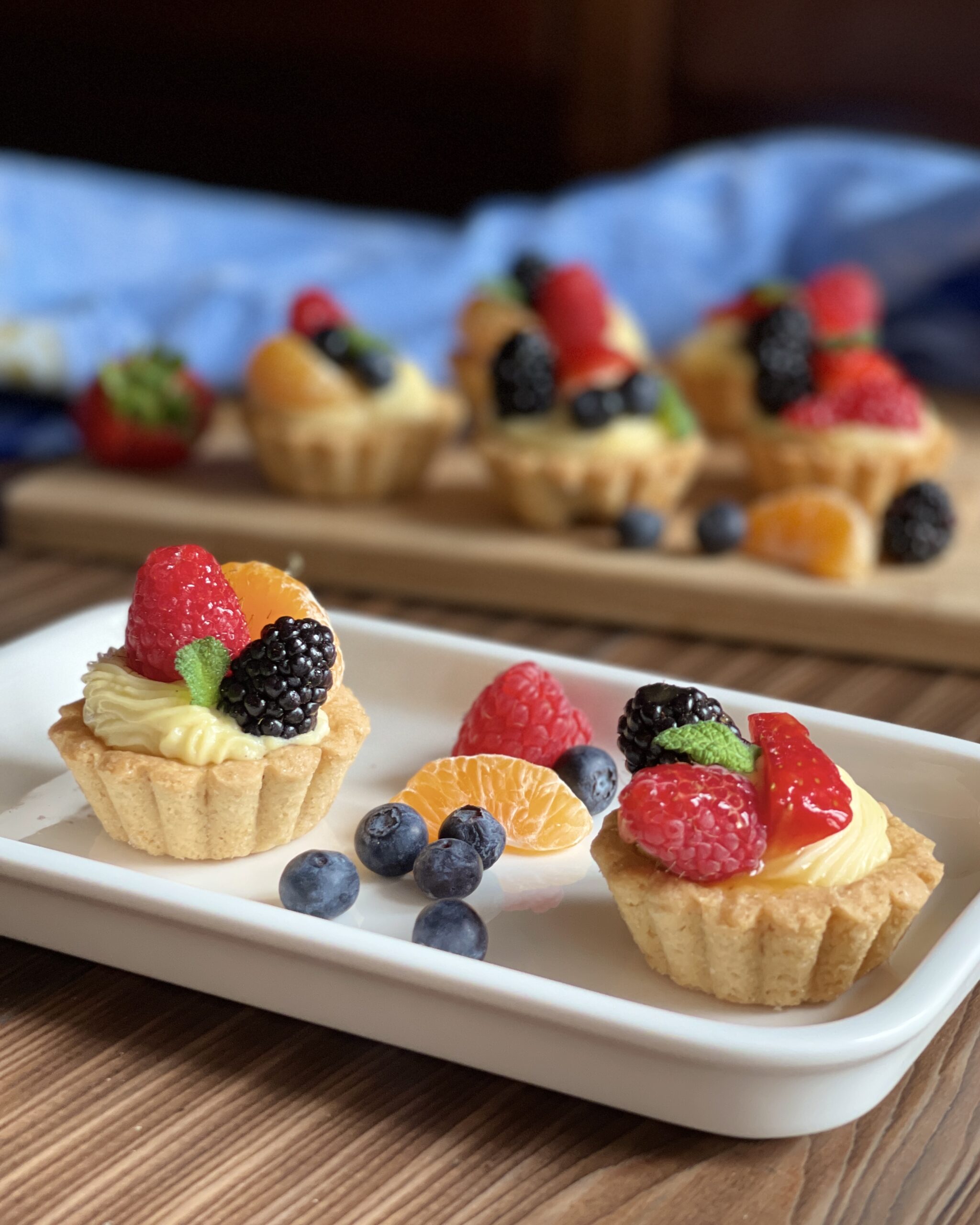 I pasticcini con crema pasticcera e frutta sono un grande classico