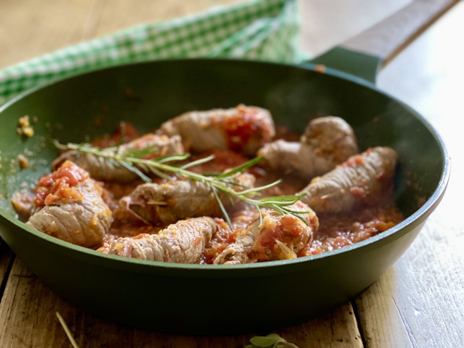 Gli involtini di carne in umido alla ligure sono un ricetta tipica