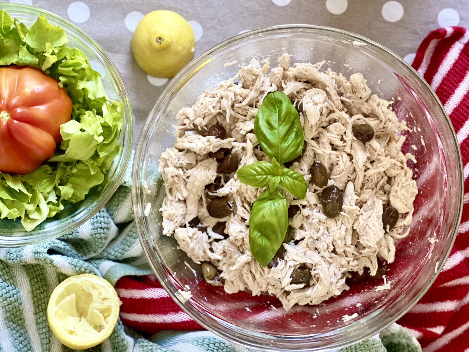 L'insalata di pollo lesso e marinato è una ricetta fresca e leggera