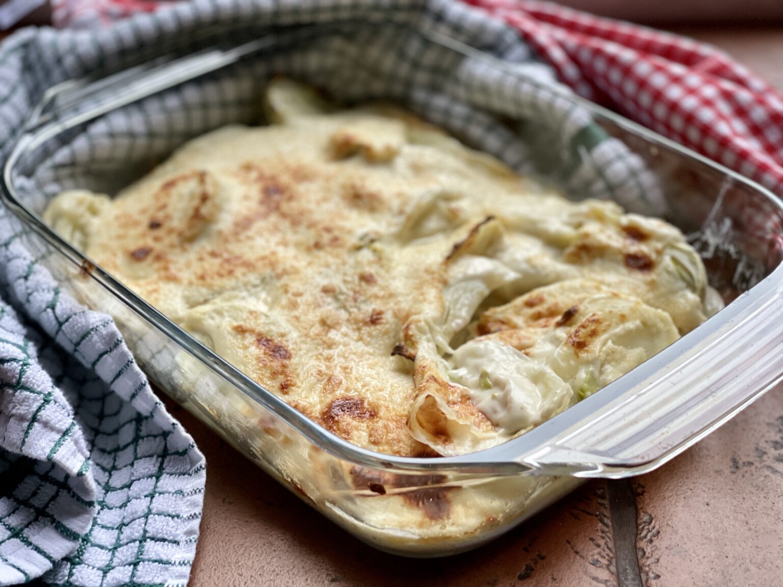 I finocchi gratinati al forno con besciamella sono una ricetta facile