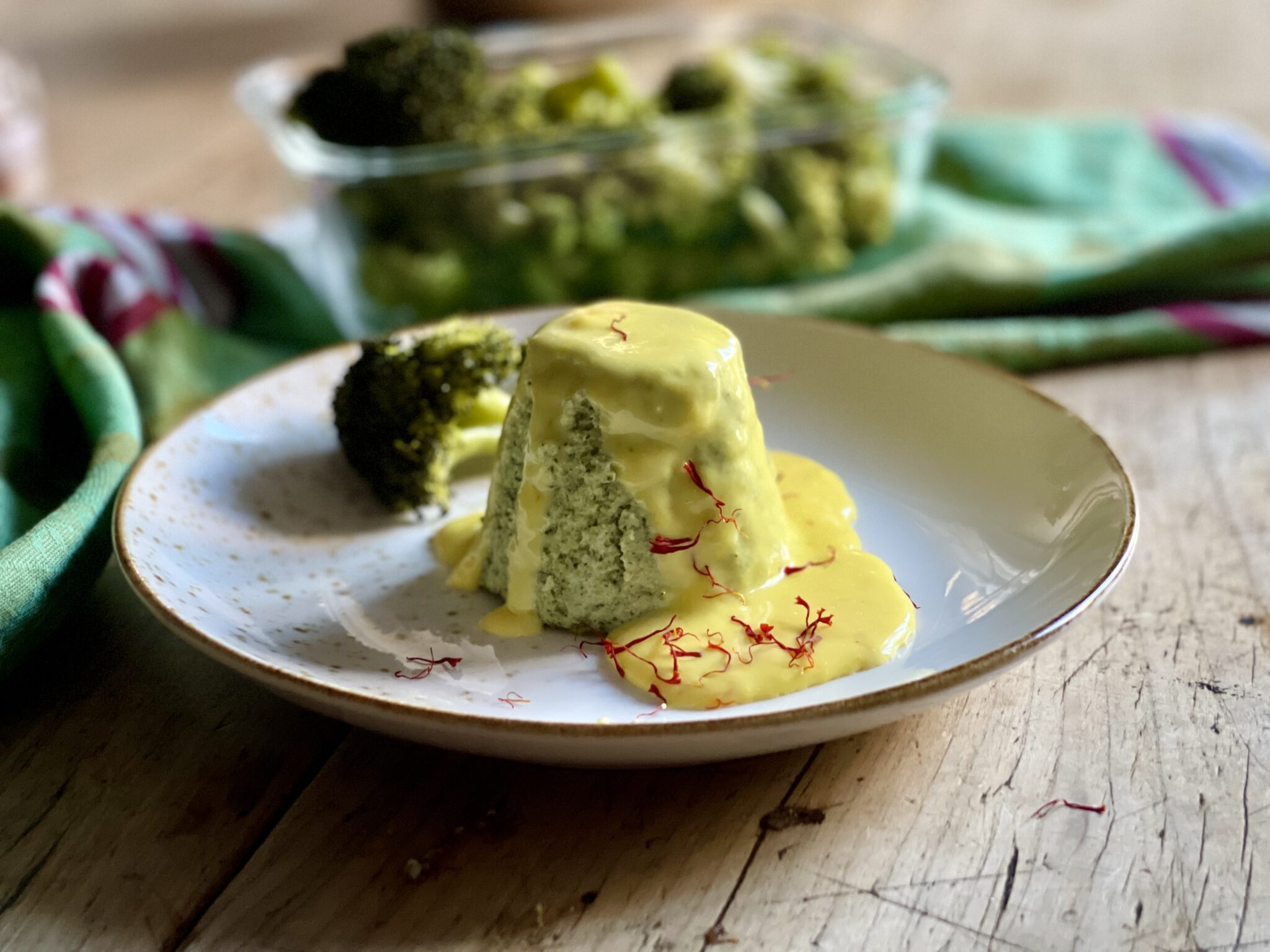 Il flan di broccoli con fonduta di taleggio e zafferano è un antipasto