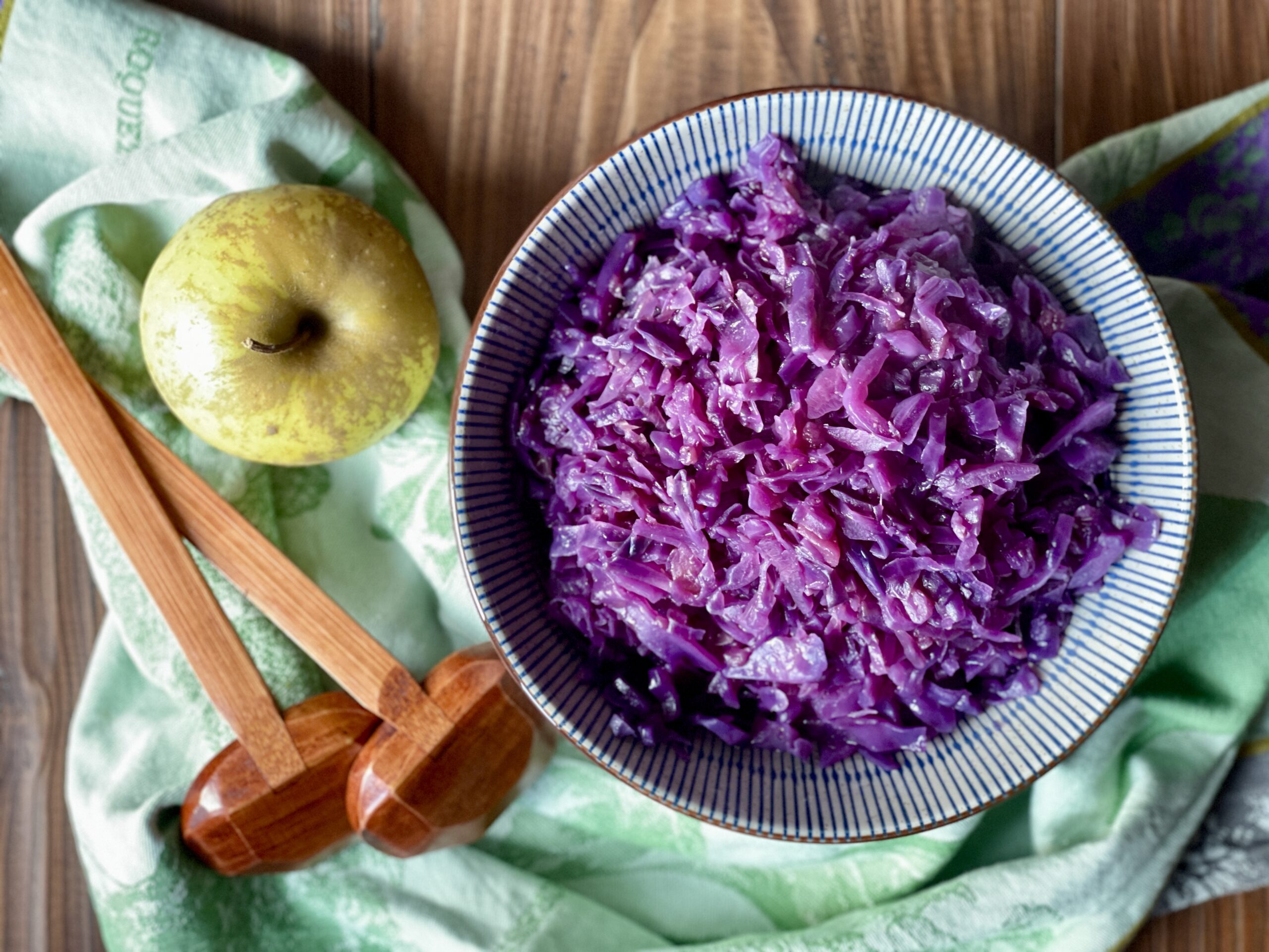 Il cavolo viola stufato con le mele è un contorno buono e facile