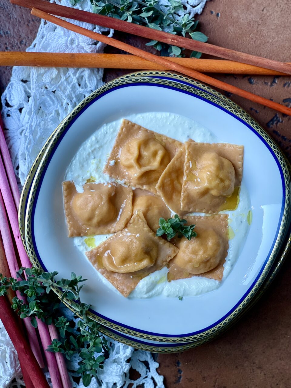 I ravioli ripieni di salmone e ricotta sono una pasta fresca ripiena