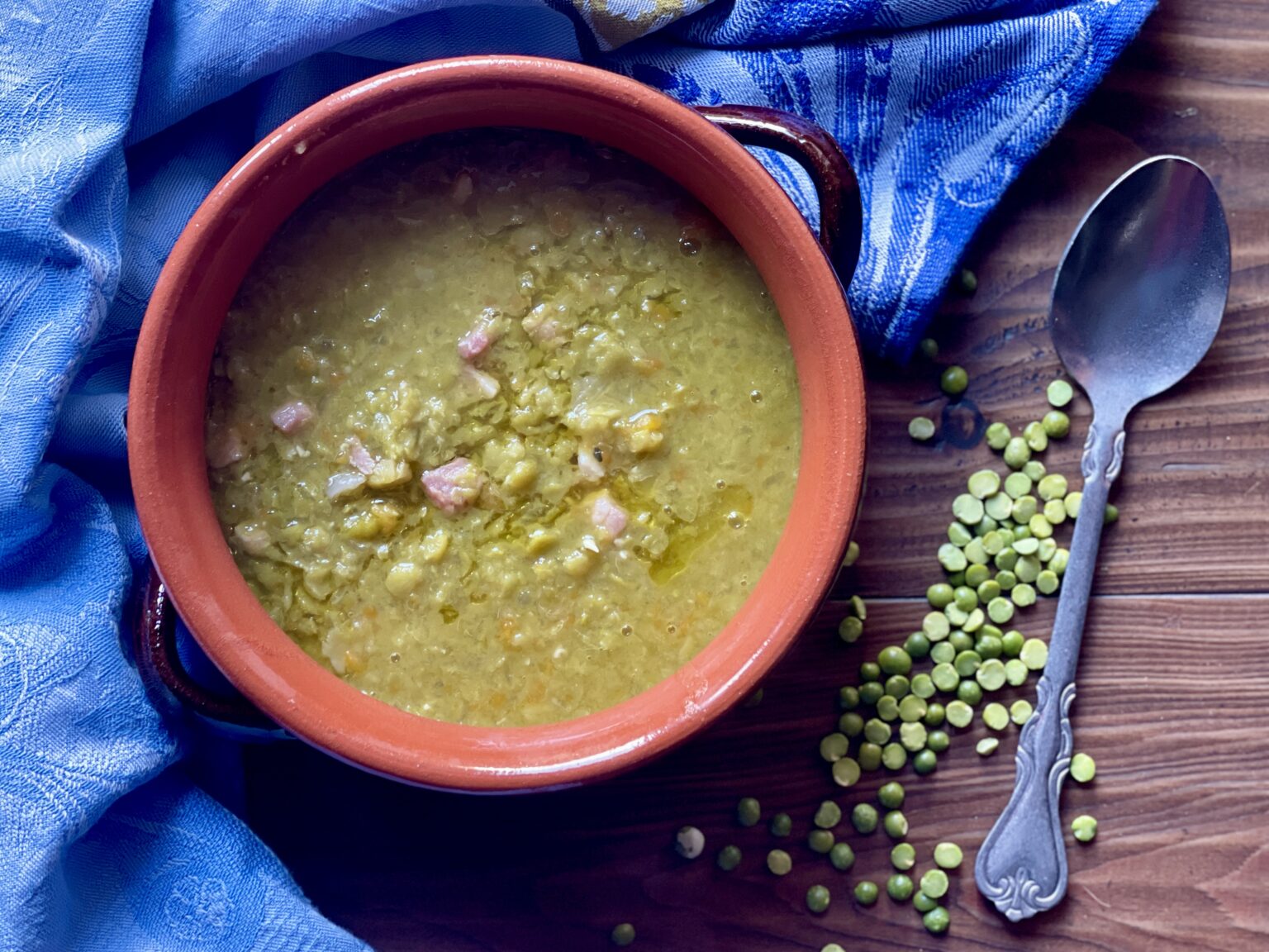 La zuppa di piselli secchi spezzati è un primo gustoso e nutriente