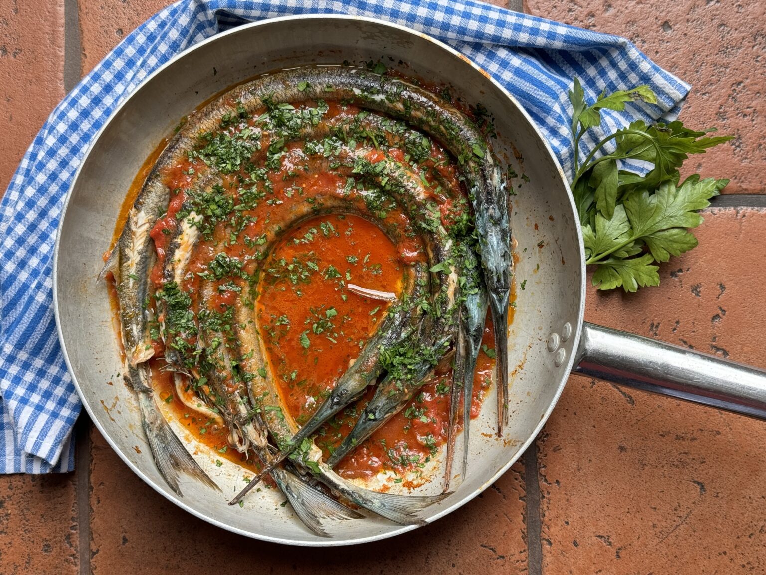 Le aguglie in umido sono un'antica ricetta ligure