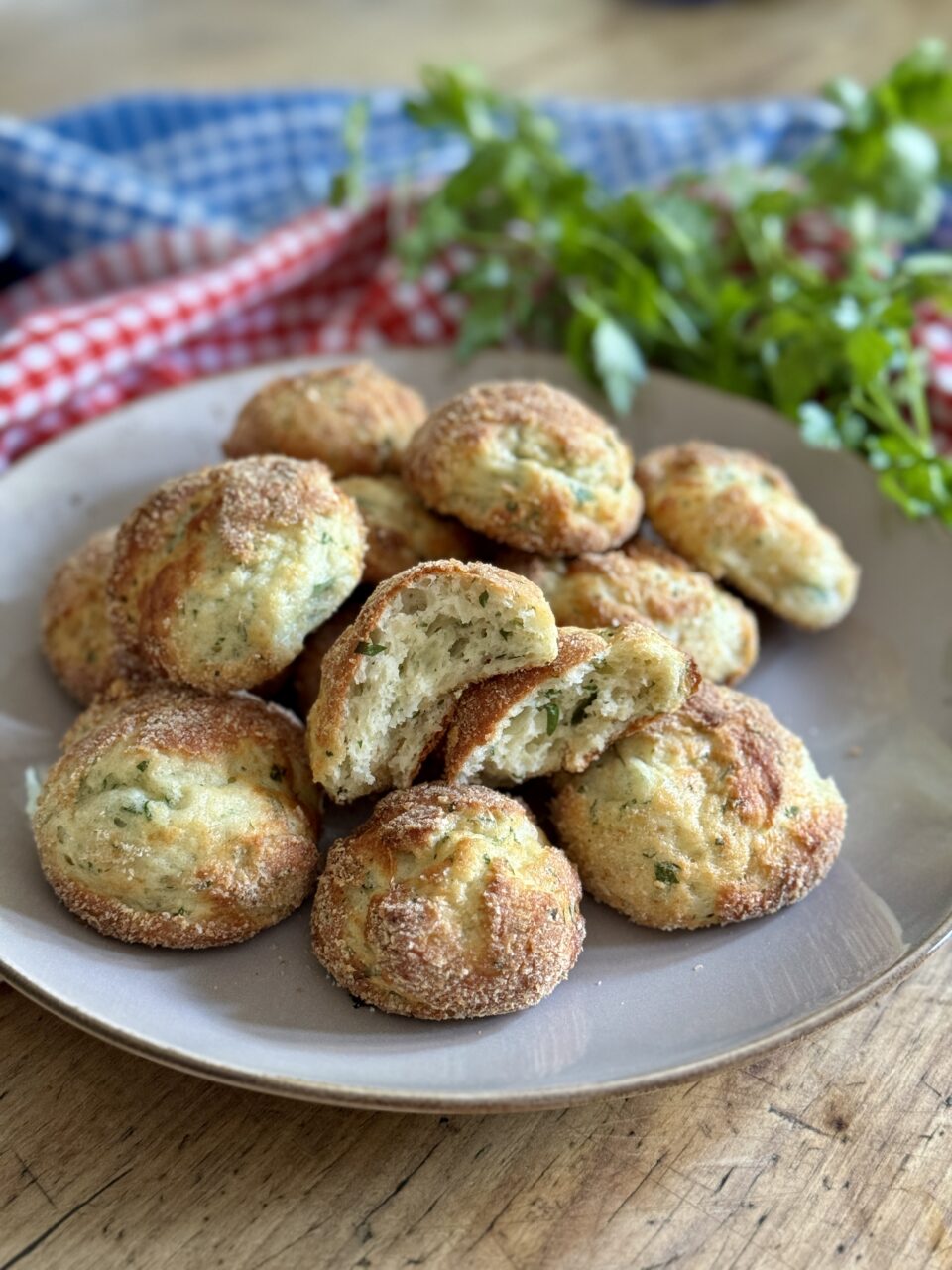 Gli sgonfiotti di stracchino sono dei soffici bocconcini cotti al forno