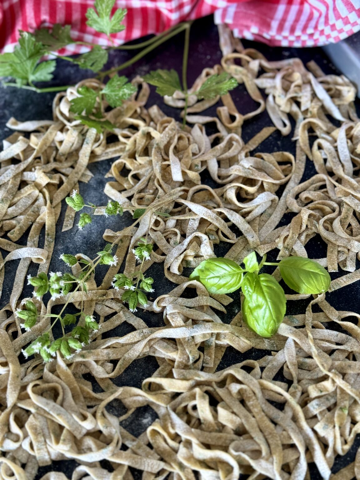 Le tagliatelle fatte in casa alle erbe aromatiche sono deliziose